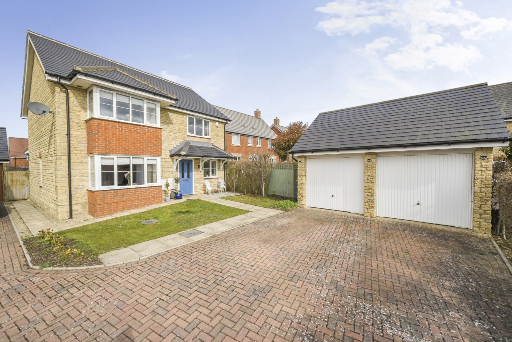 Lapwing Lane, Watchfield, Swindon, SN6 - Richard James Estate Agents